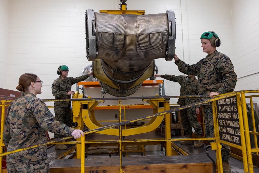 Last Harrier mechanics finish training as Corps shifts to F-35