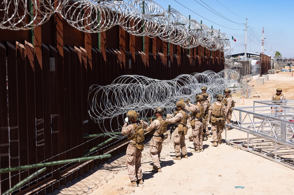 Hundreds of Marines, sailors fortify US-Mexico border wall in Arizona